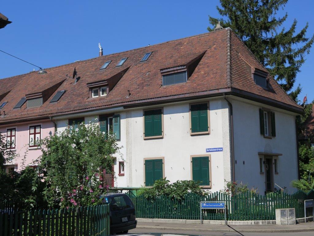 4-haeuser-nach-der-sanierung - Dach + Holztech